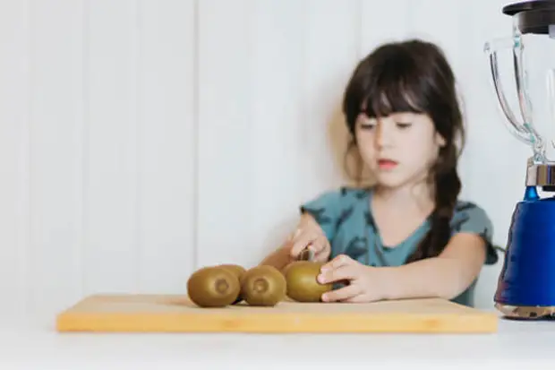 Bebe en la cocina