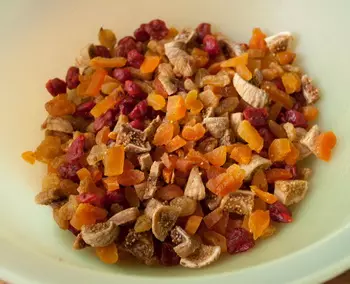 I-granola yoju (i-muesli eyenziwe ekhaya)