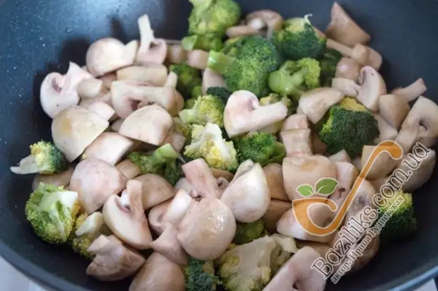 Ibalik ang kawali o wok sa apoy at magdagdag ng kaunting langis ng oliba. Brown broccoli at mushroom sa loob ng 5 minuto.