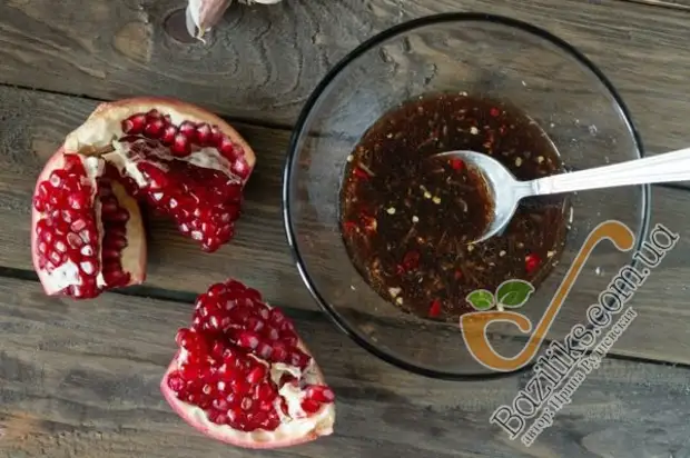 Yanka tafarnuwa sosai ko kuma a nika ta a cikin turmi tare da sukarin rake. Hada ruwan rumman, soya sauce, shinkafa vinegar, dakakken tafarnuwa da sukari, man zaitun (ko zaitun) da yankakken yankakken chili a cikin kwano. Mix da kyau. An shirya miya!