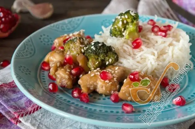 Inzwischen sind unsere Champignons und Brokkoli schon gebräunt. Wir schicken ihnen vorgekochtes Hühnchen. Mit Granatapfelsauce auffüllen und unter gelegentlichem Rühren erhitzen, bis die Sauce eindickt. Sesamsamen hinzufügen. Das Hähnchen in Granatapfelsauce ist fertig und muss sofort serviert werden!