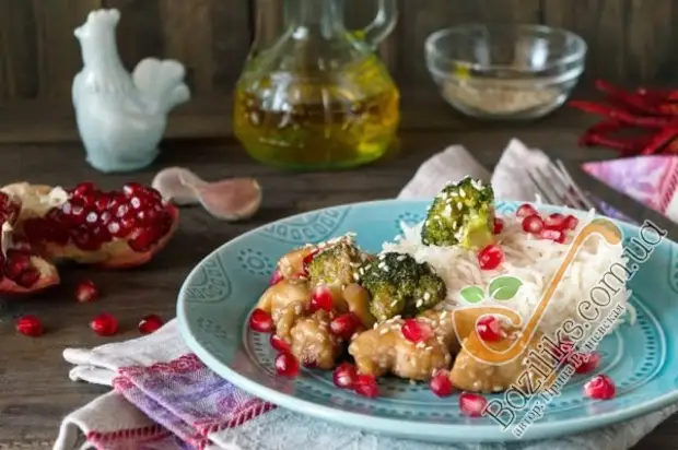 Fertigen Basmatireis mit Hühnchen in Granatapfelsauce auf eine Platte geben. Das Gericht mit Granatapfelkernen bestreuen und sofort servieren! Guten Appetit!!!