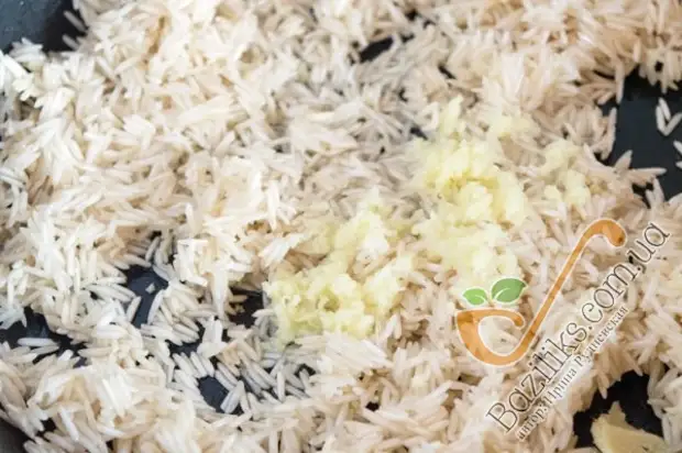 Ibuhos ang isang maliit na halaga ng langis ng oliba sa kawali at magpadala ng Basmati rice. Brown ito sa loob ng 3 minuto na may patuloy na banayad na pagpapakilos. Tatlong ugat ng luya sa isang pinong kudkuran at ipadala ito sa kanin, dahan-dahang ihalo muli.