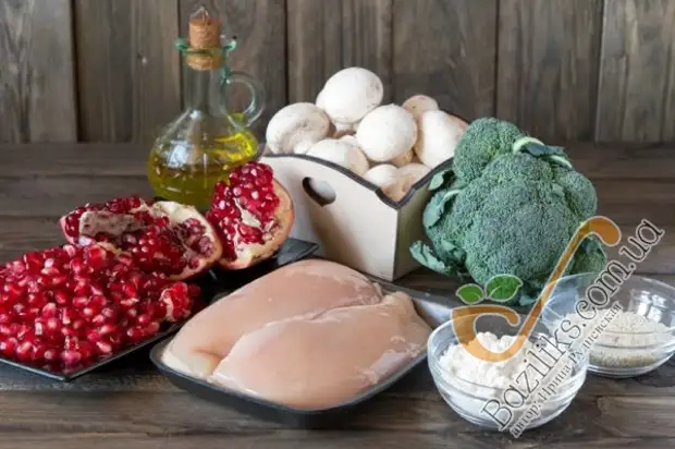 Jetzt fangen wir an, Hühnchen in Granatapfelsauce zu kochen. Bereiten Sie dazu Hühnchen, Champignons und Brokkoli zu.