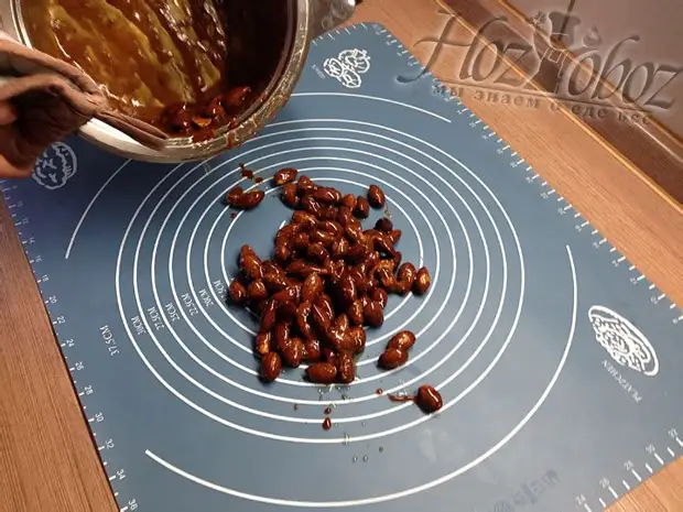 Les noix doivent être rapidement versées sur un tapis en silicone déjà étalé sur une surface plane.