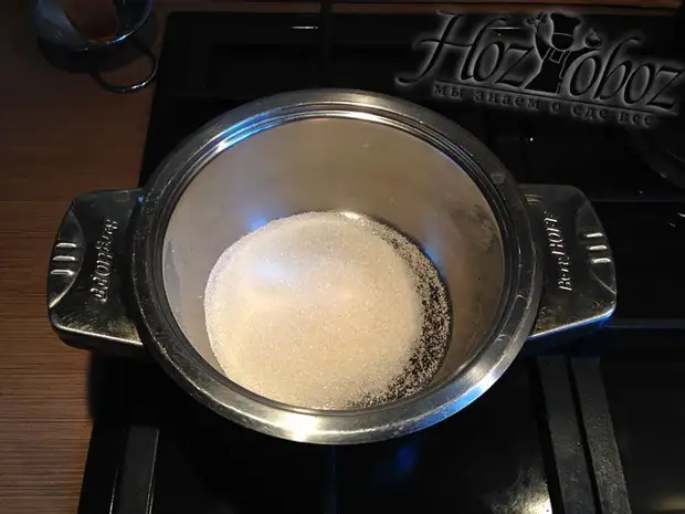 Le sucre doit être chauffé dans une grande casserole à fond épais.