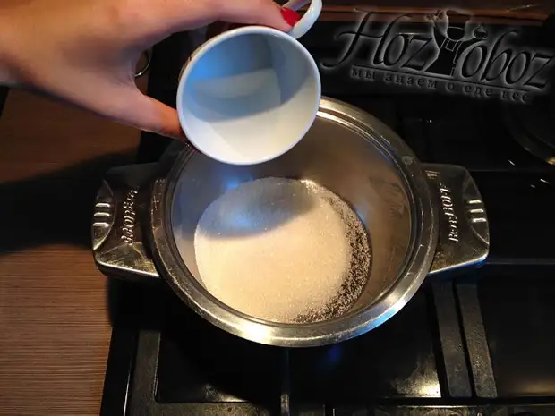 Verser l'eau prescrite dans la recette dans une casserole avec du sucre