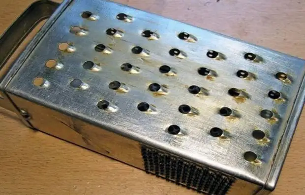 Otu esi eweghachi grater na nkọcha mbụ ya n'oge adịghị anya