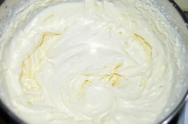 کیک کشک لیمویی با خامه شکلاتی سفید