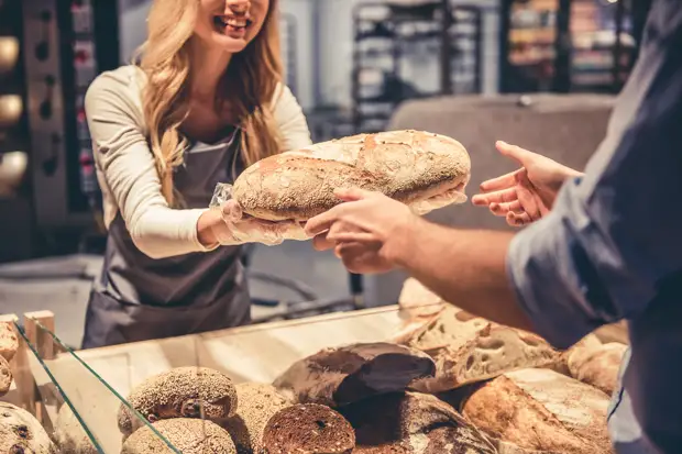 ragazza che vende pane