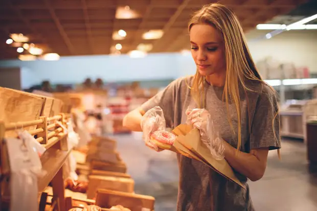 ragazza che confeziona prodotti da forno