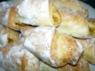 Cottage cheese dough pear rollen
