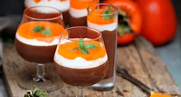 Mousse fan donkere sûkelade en persimmon