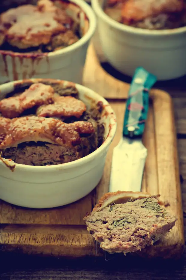 Patè d'anatra al forno con pistacchi