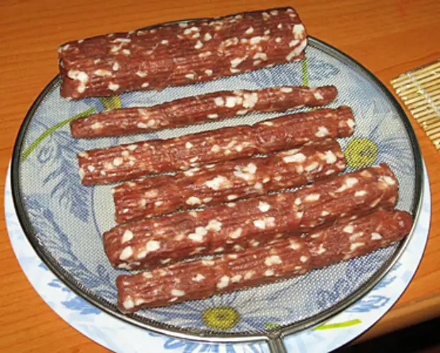 Uyda quruq quritilgan kolbasa