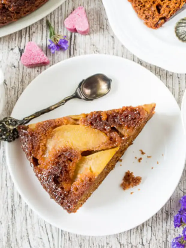 Pastel de jengibre con manzanas