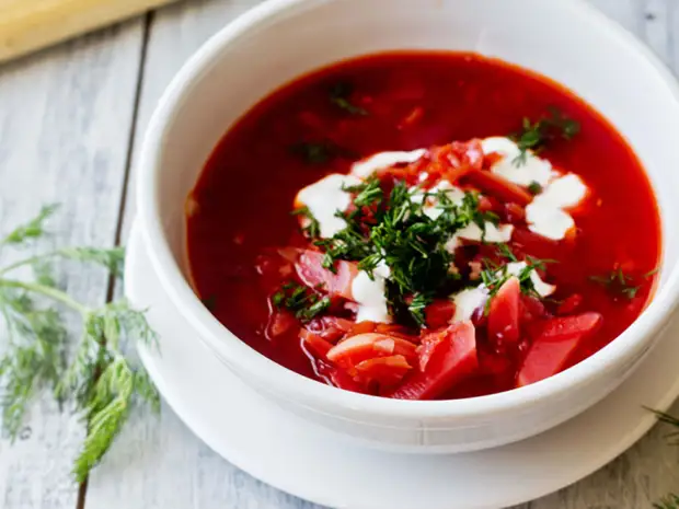 Borscht ngon với xúc xích. \ Ảnh: râuychef.com.