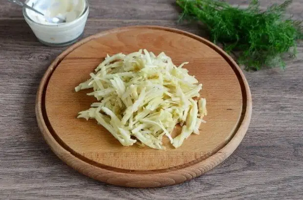 Salad ọkụkọ na cheese na apụl