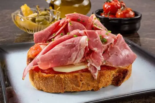 Bruschetta dengan ham dan tomato. \ Foto: msn.com.