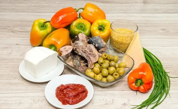 Ton balığı ve domatesli biber dolması. \ Fotoğraf: diets.ru.