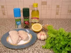 Ensalada con filete de polo e piñóns. Ingredientes