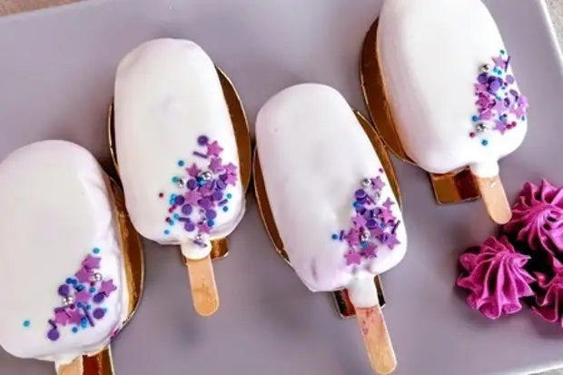 Foto recept: Huisgemaakte marshmallow in witte chocolade / smaakt beter dan ijs!
