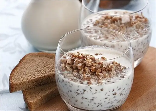 Buckwheat nga adunay kefir. \ Litrato: cool-answers.ru.