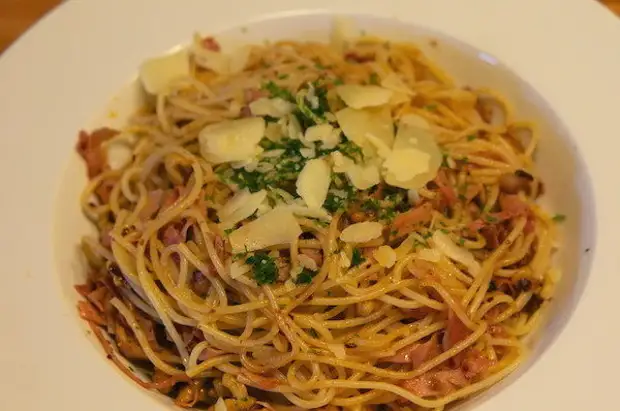 ветчина жана жаңгак менен спагетти