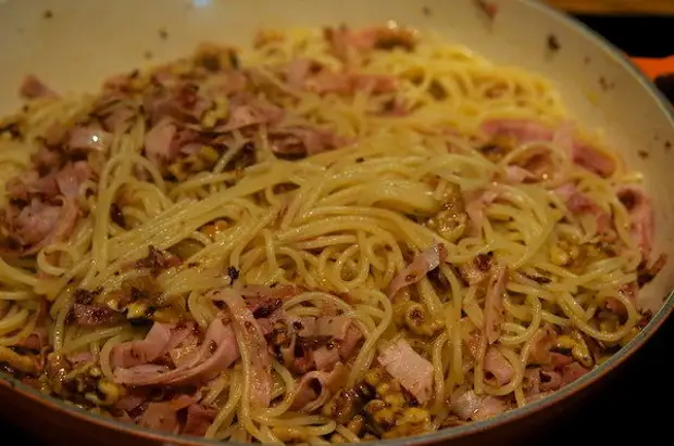 Spaghetti karo ham lan walnuts