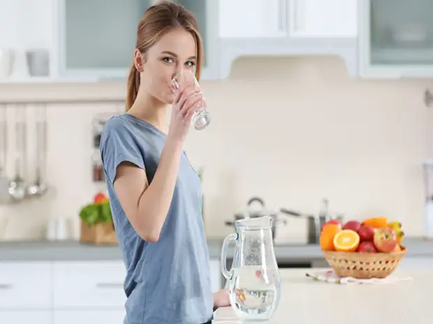 Mengapa minum air dengan makanan?