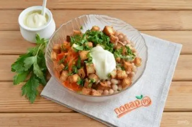 Insalata con kirieshki e fagioli - passaggio foto 2