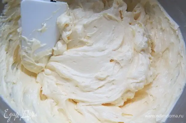 Istucite maslac sobne temperature dok ne pobijeli i ne postane pahuljast, dodajte jednu žlicu maslaca u kremu, svaki put miješajte dok ne zasjaji. Važno: maslac i krema moraju biti na istoj temperaturi.