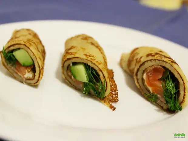 Rolos de filloas con salmón, pepino e queixo crema