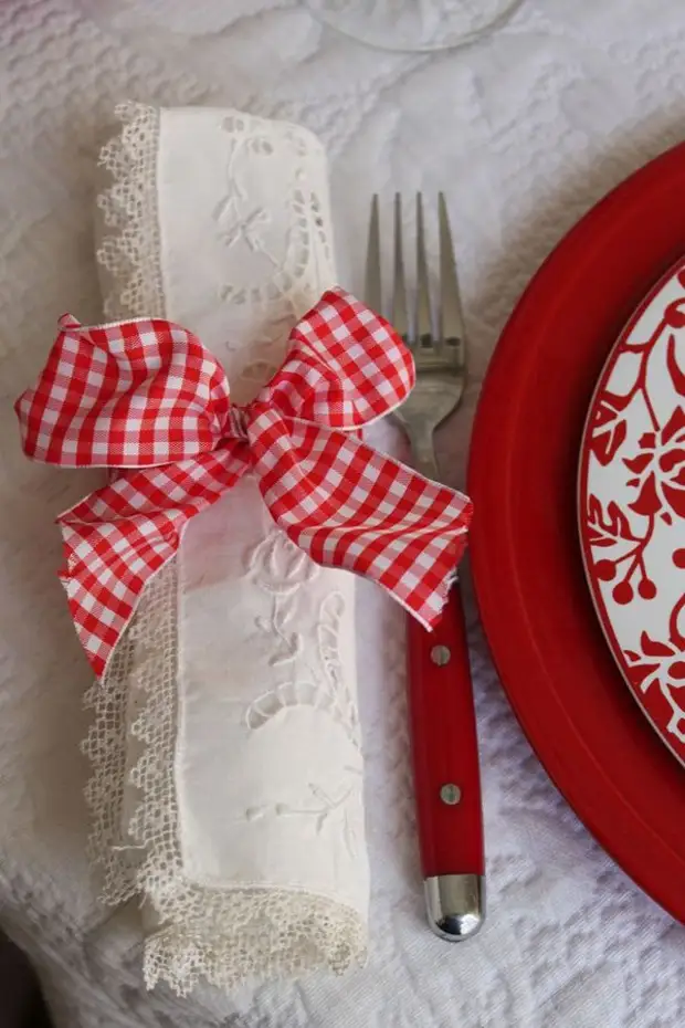 How to beautifully fold napkins on the festive table