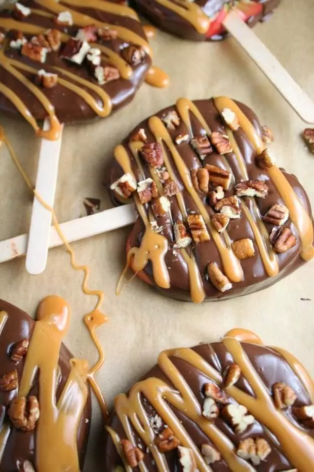 Caramel apples pẹlu chocolate ati eso