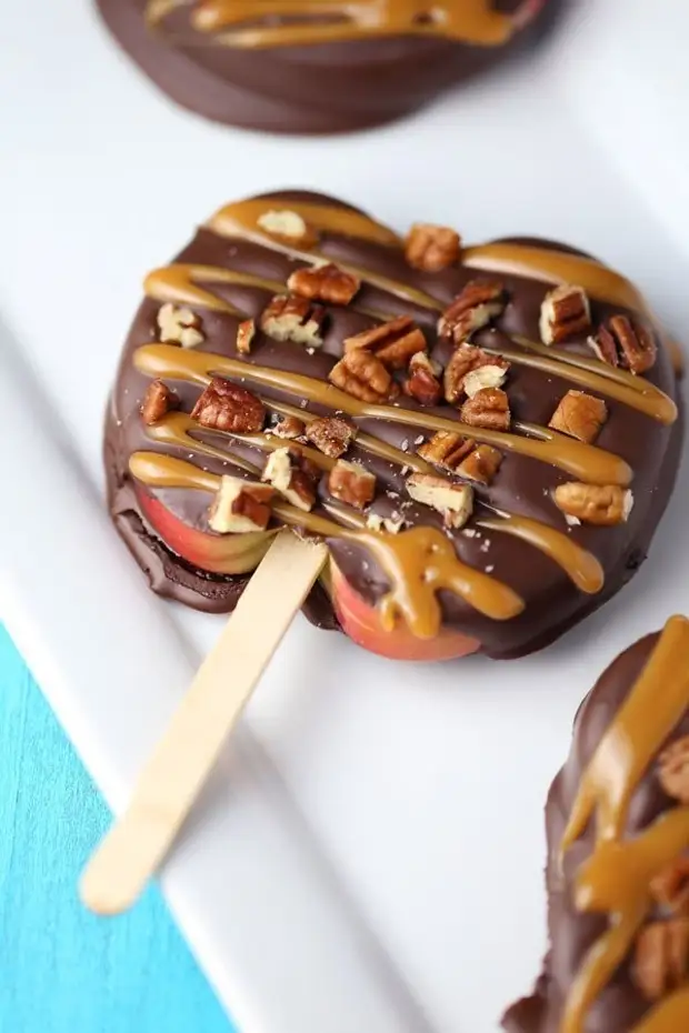 Caramel apples nrog chocolate thiab txiv ntseej