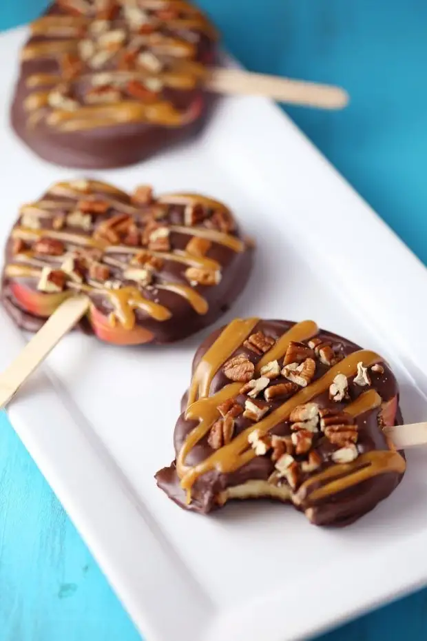 Caramel apples pẹlu chocolate ati eso