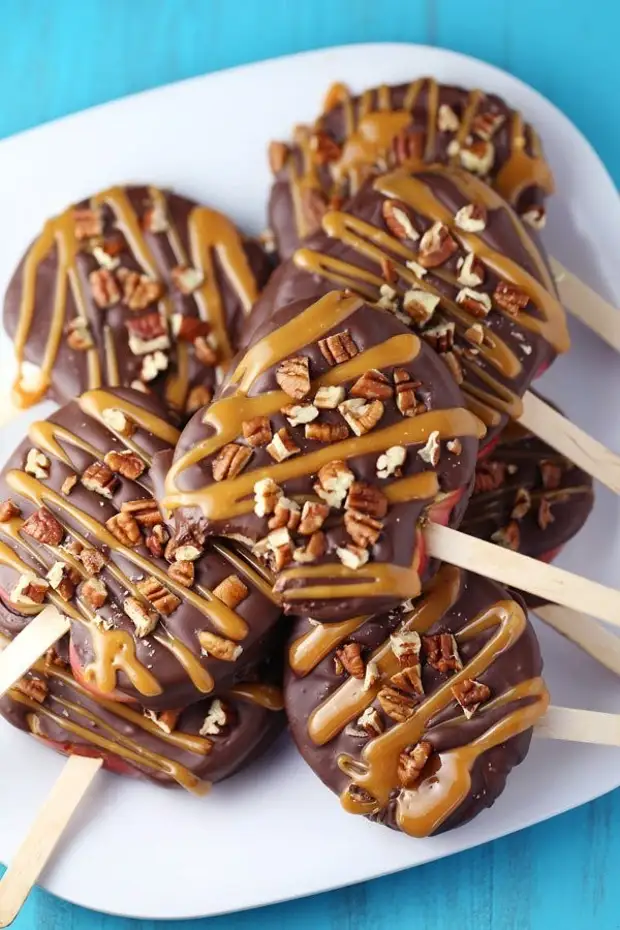 Caramel apples nrog chocolate thiab txiv ntseej