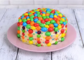 Deliziosa torta arcobaleno sul piatto sul primo piano del tavolo