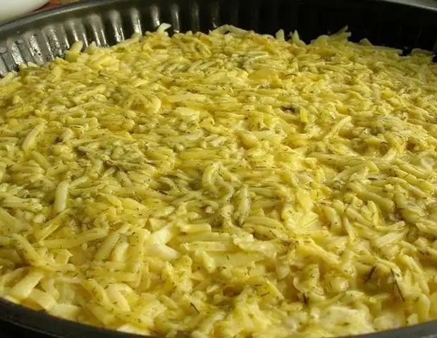 Grated ọdunkun casserole pẹlu warankasi ati ata ilẹ