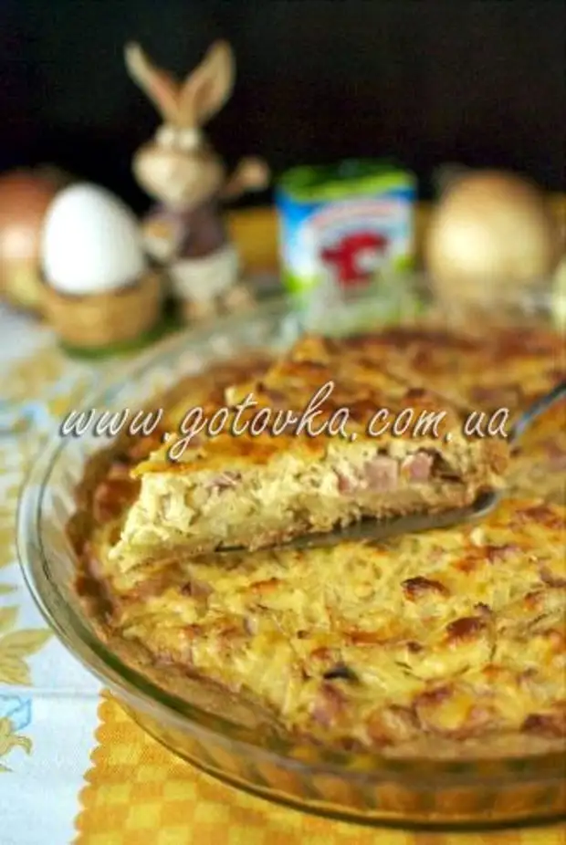 Onion pie with melted cheese and ham