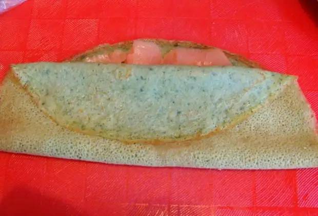 Krim kéju pancakes kalawan bayem jeung salmon