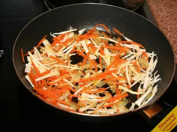 8) Smíchejte mrkev, cibuli a celer a vše společně prohřejte na pánvi asi pět minut.