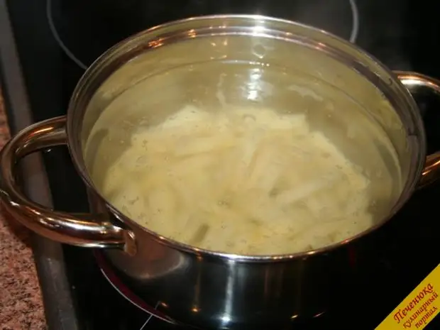 4) Jak uvařit zeleninovou polévku s masovými kuličkami? Do hrnce nalijte jeden a půl litru vody. Nakrájené brambory vložíme do vroucí vody. Jakmile se voda a brambory uvaří, ihned ponoříme naše karbanátky do vody. Brambory s masovými kuličkami vařte asi 20-25 minut.