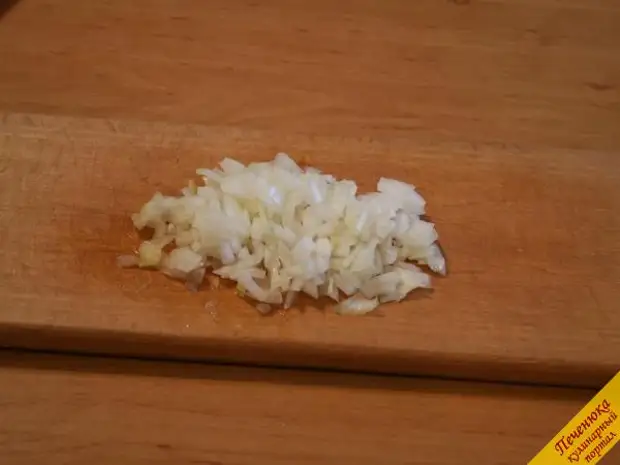 5) Zatímco se připravuje náš vývar a brambory, připravte si cibuli. Očistíme a nakrájíme nadrobno.