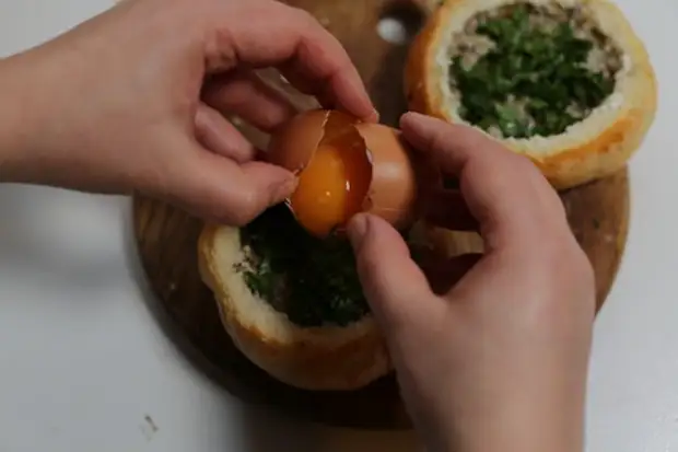 Huevos revueltos en bollo con champiñones