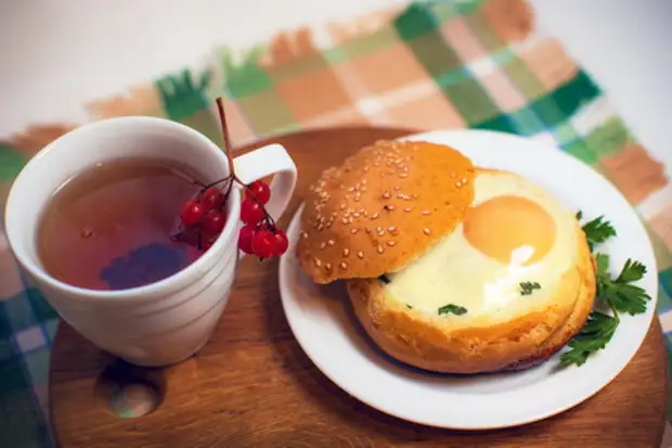 Huevos revueltos en bollo con champiñones