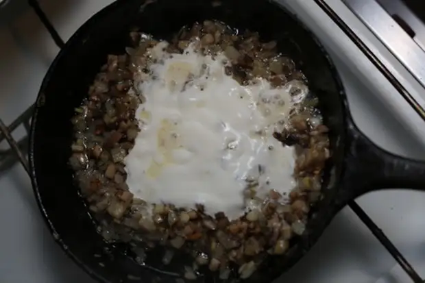 Huevos revueltos en bollo con champiñones