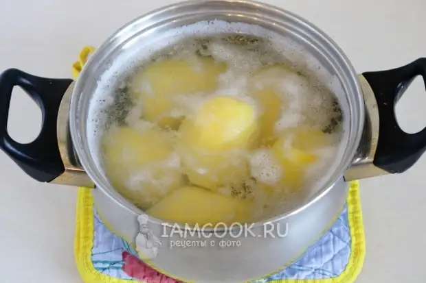 Vložte zemiaky do hrnca s vodou