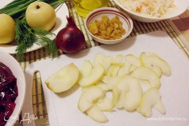 Cut the soaked apple into thin slices, after cutting out the core with seeds.